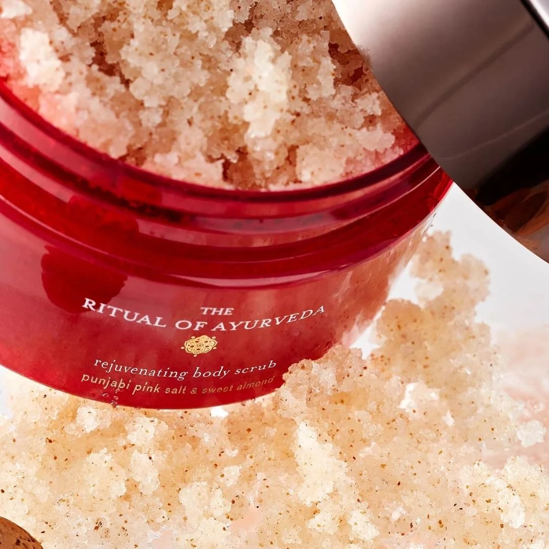 RITUALS The Ritual of AYURVEDA Piling za Telo za Bazi Morske Soli i ...